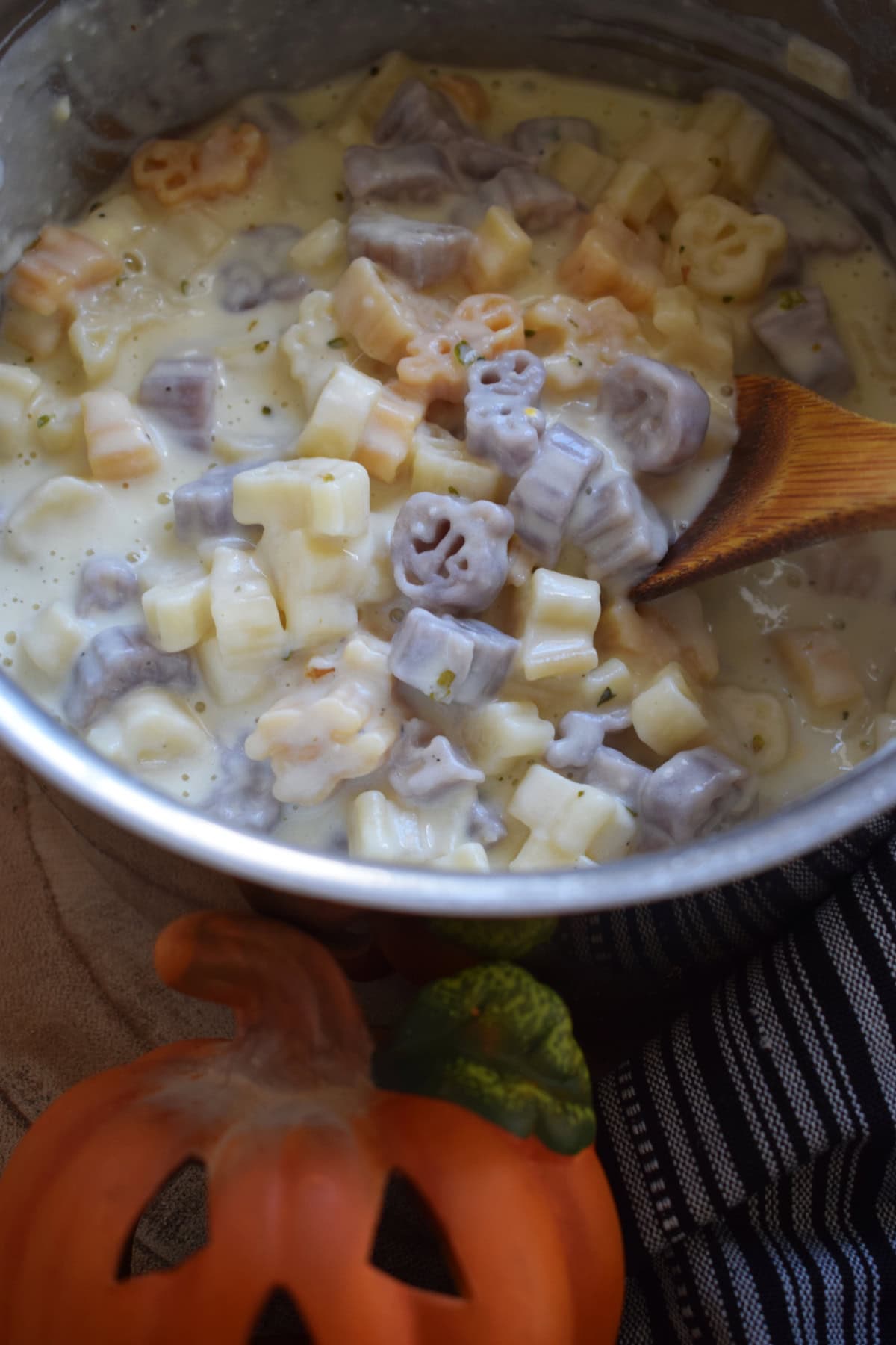 Halloween Macaroni & Cheese - Julia's Cuisine