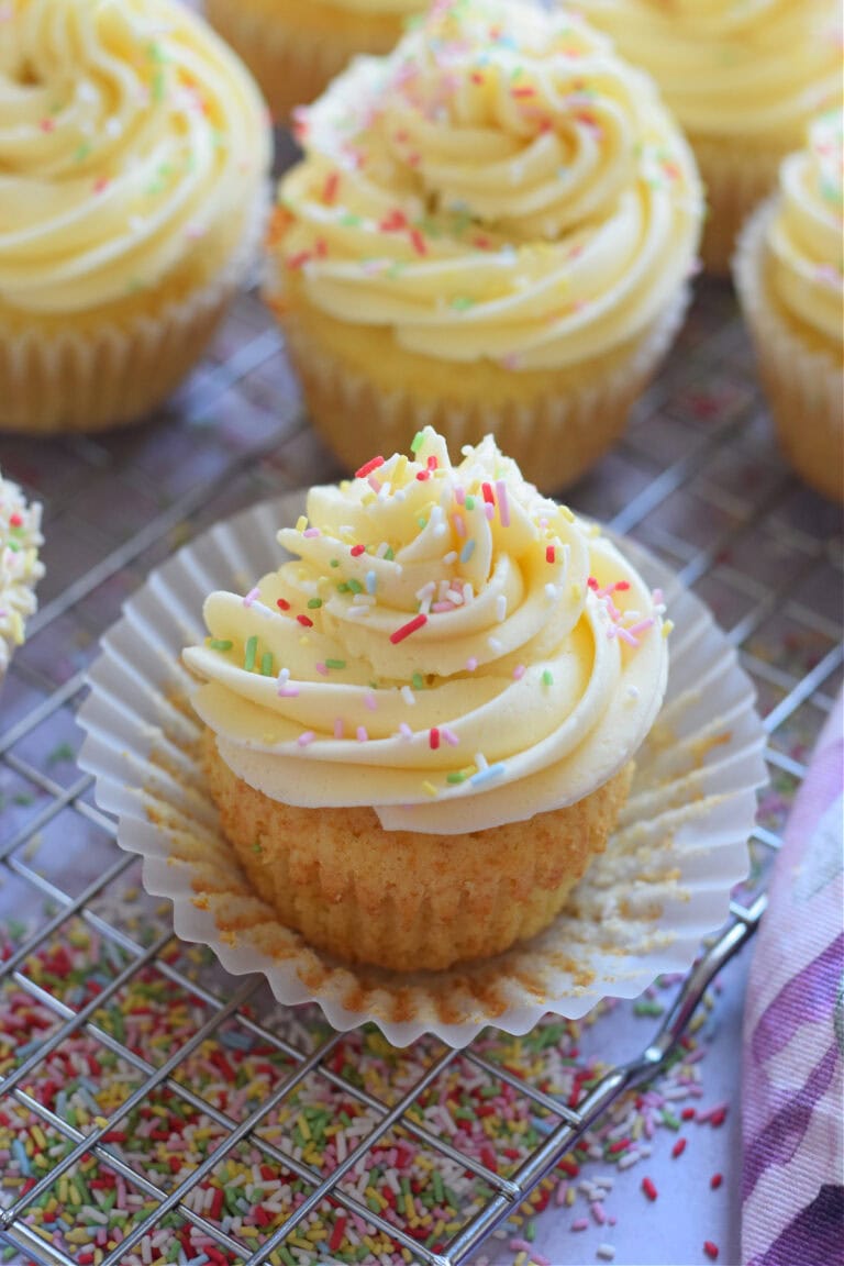 Classic Vanilla Cupcakes - Julia's Cuisine
