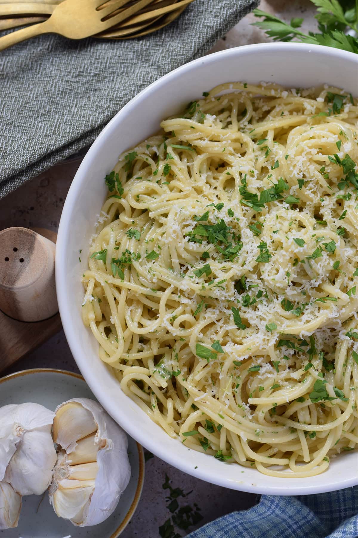 Parmesan Garlic Spaghetti - Julia's Cuisine